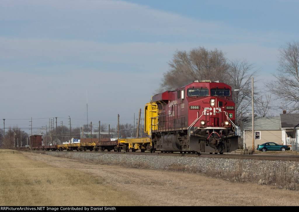 CP 8868 leads CSX W052.